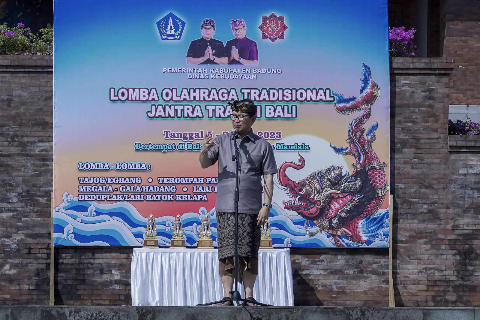 Sekda Adi Arnawa saat membuka acara Jantra Tradisi Bali Kabupaten ...